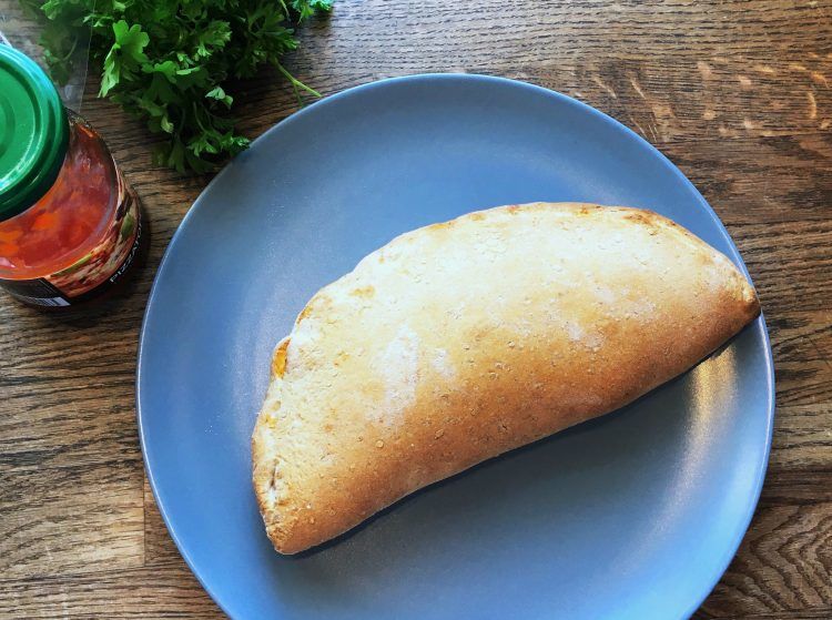 Calzone opskrift - Indbagt pizza fyldt med skinke og mozzarella